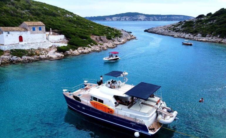 Lagoon Power 43 - Luxury Catamarans